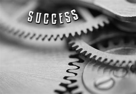 성공 비문와 배경입니다 금속 기어 기어 시계와 검은 흰색 배경 매크로입니다 성공적인 비즈니스 디자인에 대 한 개념적 사진입니다