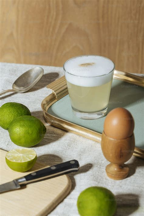 피스코 사워 피스코를 곁들인 칵테일 Iba 라임 또는 레몬 주스 달걀 흰자 앙고스투라 쓴맛 어두운 배경 팝 현대 스타일 사진 Unsplash의 칵테일 이미지
