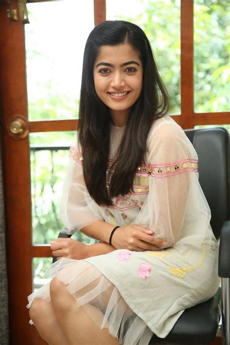 Cute Rashmika Mandanna Scrolller