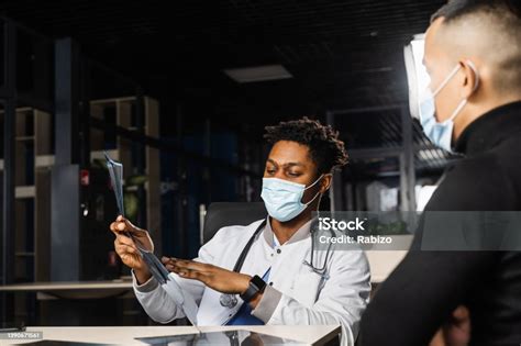 아프리카 의사는 엑스레이 아시아 환자를 보여줍니다 의료 클리닉에서 엑스레이 및 진단 환자를 분석하는 흑인 외과 의사 20 24세에 대한 스톡 사진 및 기타 이미지 Istock