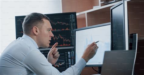 세부 사항에주의하십시오 인덱스 차트에 여러 컴퓨터 화면이 있는 사무실에서 온라인으로 작업하는 남자 사진 Unsplash의 실내 이미지