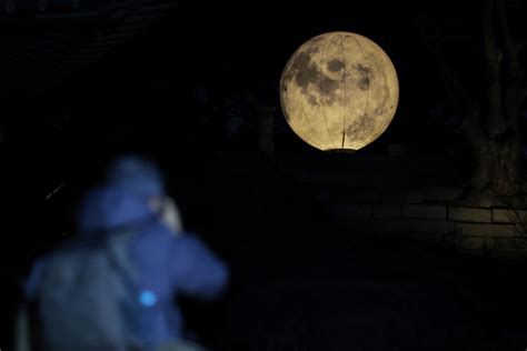 100년 만에 가장 둥근 보름달 우리 동네는 몇 시에 뜨나