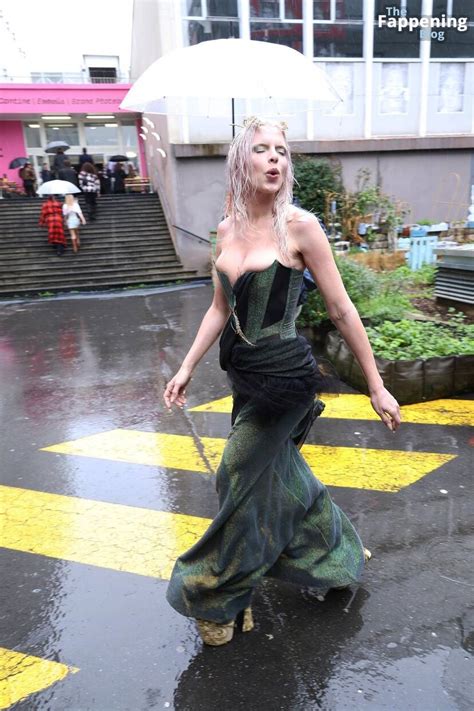 Julia Fox Cleavage Photos The Fappening Stars