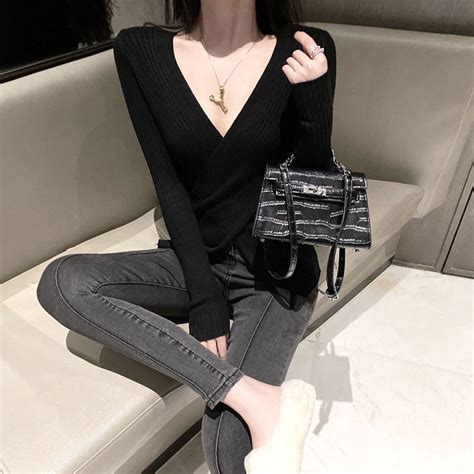 เสื้อยืดเเฟชั่นเเขนยาวทรงสลิม Slim Sexy เสื้อยืดสีพื้นเรียบง่าย เสื้อยืดคอวีสีพื้น เสื้อยืดเเขน