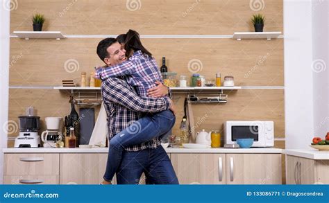 Marido Que Coge A Su Esposa Hermosa Mientras Que Get De La Cena Listos Imagen De Archivo