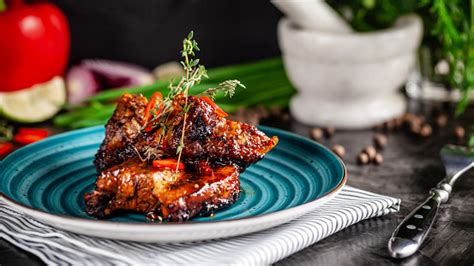 미국 요리 구운 돼지고기 갈비를 파란 접시에 새우와 매콤한 칠리를 곁들인 바베 큐 소스 배경 이미지입니다 복사 공간 갈비 음식에 대한 스톡 사진 및 기타 이미지 Istock