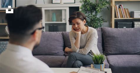 소파에 앉아 남자와 이야기를 나누고 있는 여자 사진 Unsplash의 무료 여자 이미지