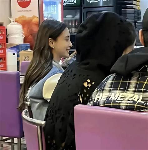 杨颖坐保姆车被包围，穿男友风上衣少女感拉满，离开黄晓明变化真大