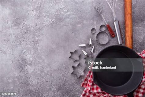 요리 또는 베이킹 주방 용품 회전 핀 프라이팬 빈 공간을 가진 회색 나무 배경에 쿠키 컷아웃 음식 배경 갈색에 대한 스톡 사진 및 기타 이미지 Istock