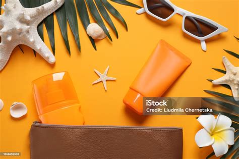 오렌지 배경에 자외선 차단 제품 및 해변 액세서리플랫 레이 컴포지션 0명에 대한 스톡 사진 및 기타 이미지 0명 가방