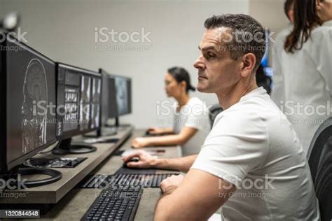 Mri 스캔을 분석하는 중급 백인 의사의 측면 보기 40 44세에 대한 스톡 사진 및 기타 이미지 40 44세 Cat 스캔 Mri 스캔 Istock
