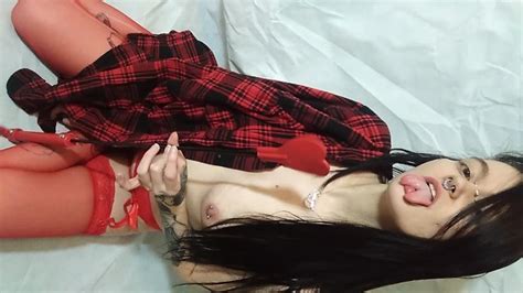 Mollyex Shows Off Her Tongue Split Tricks