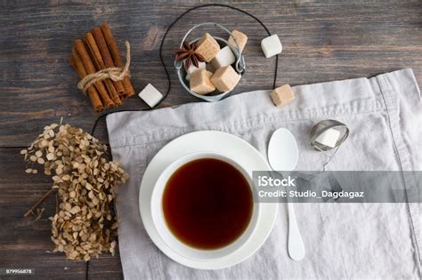 지팡이 흰 설탕 큐브 차 숟가락과 차 여과기 나무 테이블에 홍차 한잔 최고의 볼 수 있습니다 0명에 대한 스톡 사진 및 기타 이미지 Istock