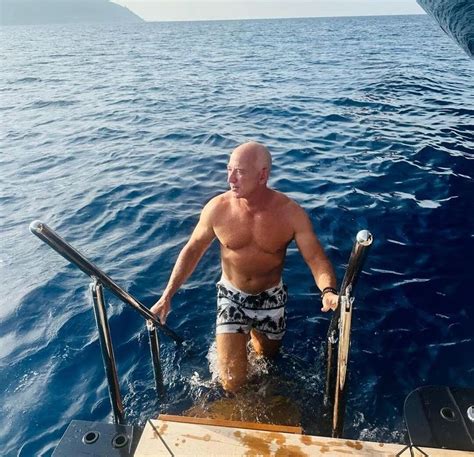 Jeff Bezos Wife Shares Flirty Photo Of Her Multi Billionaire Husband Showing Us The Other Side