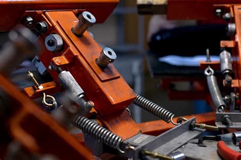 인쇄 심사 장치의 선택적 초점 사진 세리그래피 제작 디자인 스튜디오에서 실크 스크린 방법으로 티셔츠에 이미지를 인쇄합니다 0명에 대한 스톡 사진 및 기타 이미지 Istock