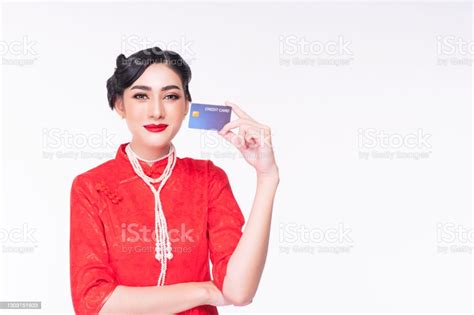 결제 개념에 대한 자신감 젊은 여성은 고립 된 흰색 배경 위에 서있는 동안 모형 신용 카드를 들고 빨간 청삼 중국 드레스를 입고 20 24세에 대한 스톡 사진 및 기타