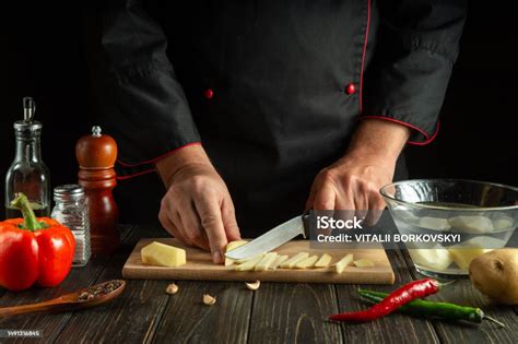 요리사는 감자를 작은 조각으로 자릅니다 맛있는 음식을 준비하면서 칼을 든 요리사의 손 감자 요리에 대한 스톡 사진 및 기타 이미지 감자 요리 건강한 생활방식 건강한