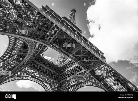 Vue de la tour eiffel d en bas Banque de photographies et dimages à haute résolution Alamy
