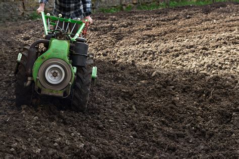 경작 경치 구름 국가 기계 기계화 기술 낮 농부 농산업 농업 농업 장비 농장 농지 농촌 생활 농촌의 들판 땅 미국 봄 북미 빨간 트랙터