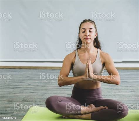 코카서스 여자 운동 하 고 요가 포즈 스트레칭 에 집에서 스트레칭 건강 한 라이프 스타일 개념 30 34세에 대한 스톡 사진 및 기타 이미지 Istock