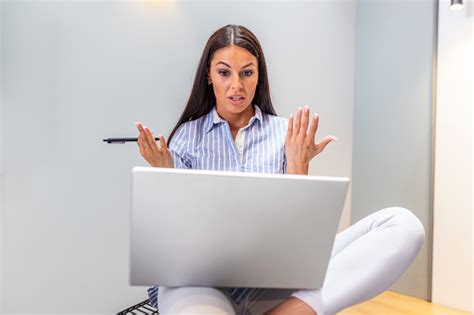 검역 중 친구들과 집에서 화상 통화를하는 젊은 여성 매력적인 젊은 비즈니스 여자 사용 하 여 그녀의 노트북 에 A 비디오 컨퍼런스 에 집에서 갈색 머리에 대한 스톡 사진 및