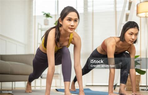 커플 다양성 스포티 한 사람들이 연습 집에서 함께 요가 필라테스 운동을하는 아시아 활동적인 여성 친구 20 24세에 대한 스톡 사진 및 기타 이미지 Istock