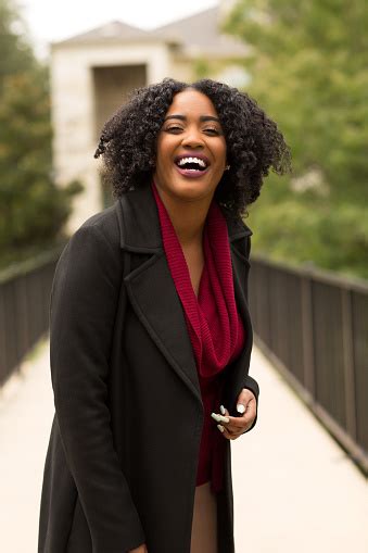 아름 다운 자신감 아프리카계 미국인 여 자가 밖에 서 웃 고 겨울에 대한 스톡 사진 및 기타 이미지 겨울 곱슬 머리 귀여운 Istock