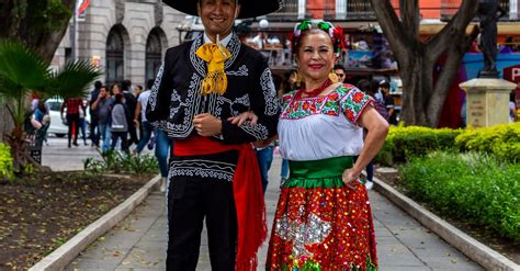 T5i 거리 건축 공원 나무 날 것 남자 다채로운 도시 풍경 도시의 멕시코 멕시코 문화 멕시코의 문화 문화 유산 미소 짓는 민속학 반역자