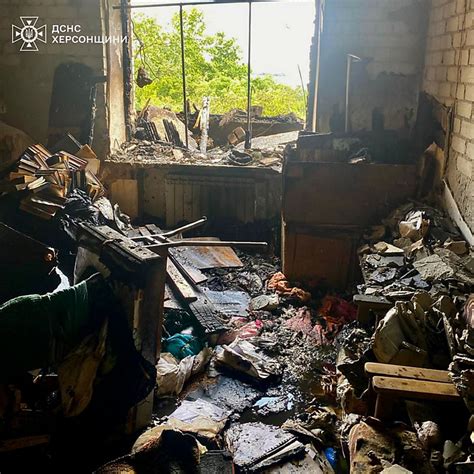 ВІЙНА РОСІЇ ПРОТИ УКРАЇНИ В ДСНС показали відео ліквідації наслідків ракетного удару по Очакову