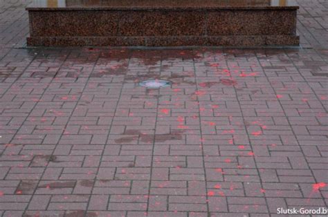 В Слуцке памятник Ленину облили красной краской - Новости Беларуси ...