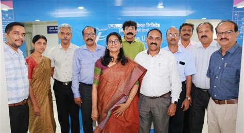 Hll Lifecare Ltd On Linkedin Dr Anitha Thampi Candmd Ic Handing Over Vijay Diwas Awards To