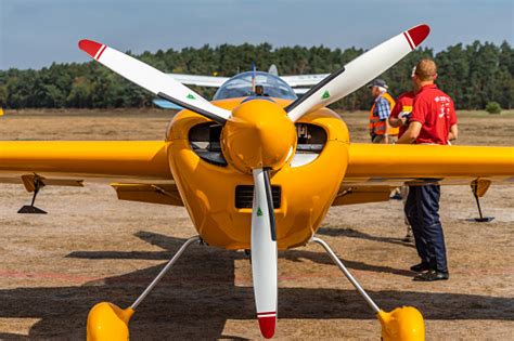 레이저 곡예 비행에 대 한 작은 강력한 단일 엔진 프로 펠 러 항공기의 전면 보기 Airshow에 대한 스톡 사진 및 기타