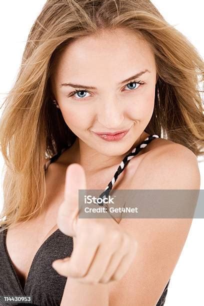 สุขสันต์วันเยาดูสาวโชว์นิ้วโป้งขึ้น ภาพสต็อก ดาวน์โหลดรูปภาพตอนนี้ การถ่ายภาพ ภาพ กำลัง