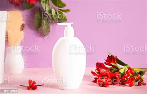 빈 모형 병 아름다움 화장품 스킨 케어 유기농 제품은 보라색 배경에 꽃이 있는 목욕 루틴을 위한 것입니다 디자인을 배치합니다 개념에 대한 스톡 사진 및 기타 이미지 Istock