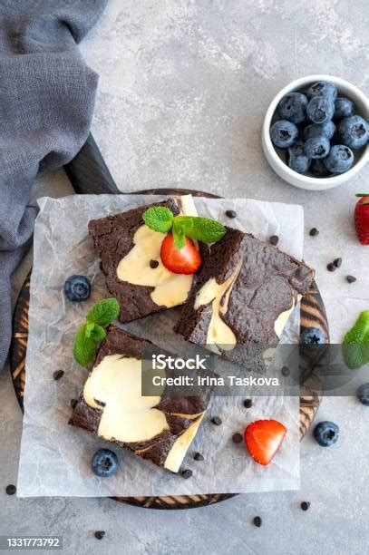 회색 콘크리트 배경에 나무 보드에 신선한 딸기와 민트와 맛있는 초콜릿 브라우니 치즈 케이크 공간을 복사합니다 0명에 대한 스톡 사진 및 기타 이미지 Istock