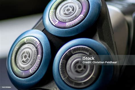 완벽한 습하고 건조한 수염 트리밍 또는 날카로운 칼날로 미용을 위한 전기 면도기 블레이드의 매크로 클로즈업 트리플 기술로 면도날