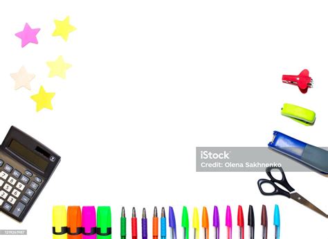흰색 배경에 학교 및 사무실 액세서리 텍스트 또는 비문에 대한 공간을 복사합니다 개인 장식품에 대한 스톡 사진 및 기타 이미지 개인 장식품 계산기 교육 Istock