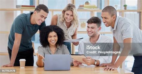 팀워크 회의 또는 노트북에서 계획 연구 또는 커뮤니케이션 또는 회사 사명을 수행하는 비즈니스 사람들 웹 디자인 전략 이메일 읽기 또는 네트워킹을 위한 기술을 갖춘 기업 또는