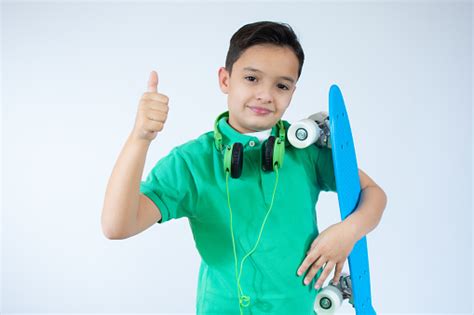 흰색 배경에 고립 된 스케이트 보드를 타고 사랑스러운 어린 소년의 전체 길이 초상화 거리에 대한 스톡 사진 및 기타 이미지 거리 귀여운 놀기 Istock