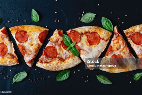 검은 콘크리트 배경에 뜨거운 페퍼로니 피자와 바질 뜨거운 페퍼로니 피자의 최고 전망 텍스트를 위한 복사 공간 포함 피자에 대한 스톡 사진 및 기타 이미지 Istock