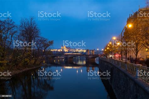 블타바 강과 프라하 성 건물 국립 극장 프라하 체코 Rapublic와 오래 된 타운의 랜드마크와 프라하의 역사적인 센터에 교량의