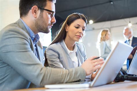 사무실에서 랩톱 컴퓨터에서 일하는 두 명의 비즈니스 동료 2명에 대한 스톡 사진 및 기타 이미지 2명 계획 기업 문화 Istock