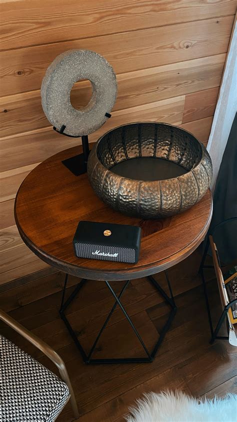 가구 갈색 구조 깨끗한 꽃병 낮 내부 높은 각도 다른 단순한 둥근 디자인 디테일 램프 모양 목 목조 바닥 반지 벽 부품 수직 쐈어