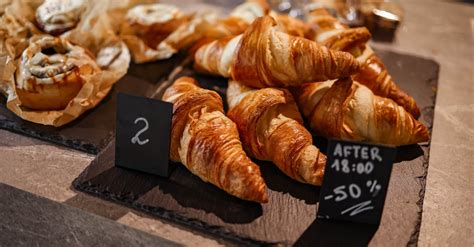 과자 굽는 판 누룩 달콤한 러스틱 맛있는 목조 테이블 미식가 바게트 반죽 버터 베이커리 베이킹 부서지기