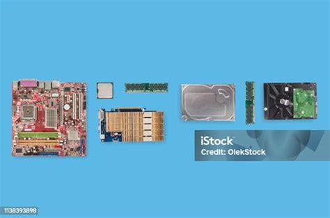 컴퓨터 부품 마 더 보드 하드 디스크 드라이브 Ram 메모리 메인 프로세서의 수평 행 파란색 테이블에 그래픽 카드 평면도 컴퓨터 수리 개념 Cpu에 대한 스톡 사진 및 기타