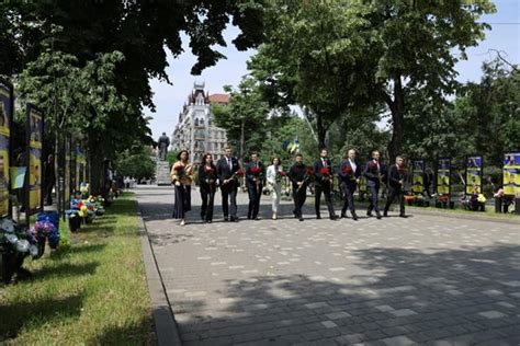 Желязков и Зеленски поднесоха цветя на Алеята на героите в Одеса Снимки