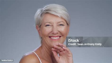 스킨케어 초상화 미소를 지은 노인 피부과 회색 스튜디오 배경에 자신감이 있는 여성 얼굴 해독 행복한 여성과 살롱 트리트먼트 고급 스러움 및 메이크업을 갖춘 성숙한 모델 55