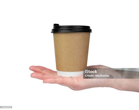 한 여성의 손에는 흰색 배경에 커피가 담긴 일회용 종이컵이 들려 있다 커피를 마실 수 있습니다 클로즈업 선택적 초점 공란에 대한 스톡 사진 및 기타 이미지 Istock