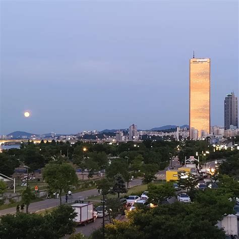 오로망 여의도 한강공원~ 요즘의 소확행 퇴근하며 1시간 걷기~🎵 하체 튼튼 스트레스 풀며 머리 말끔~ㅎ👍 어제는 넘 맑아 완전 그림 한장 나오네요🤗 마포대교에서 63