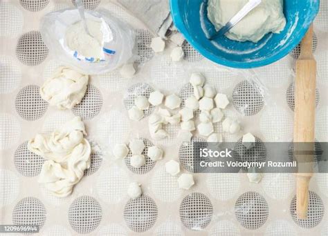 나무 판에 생 만두 전통 수제 음식 만두를 만드는 과정 건강한 생활방식에 대한 스톡 사진 및 기타 이미지 건강한 생활방식 굴리기 날것 Istock